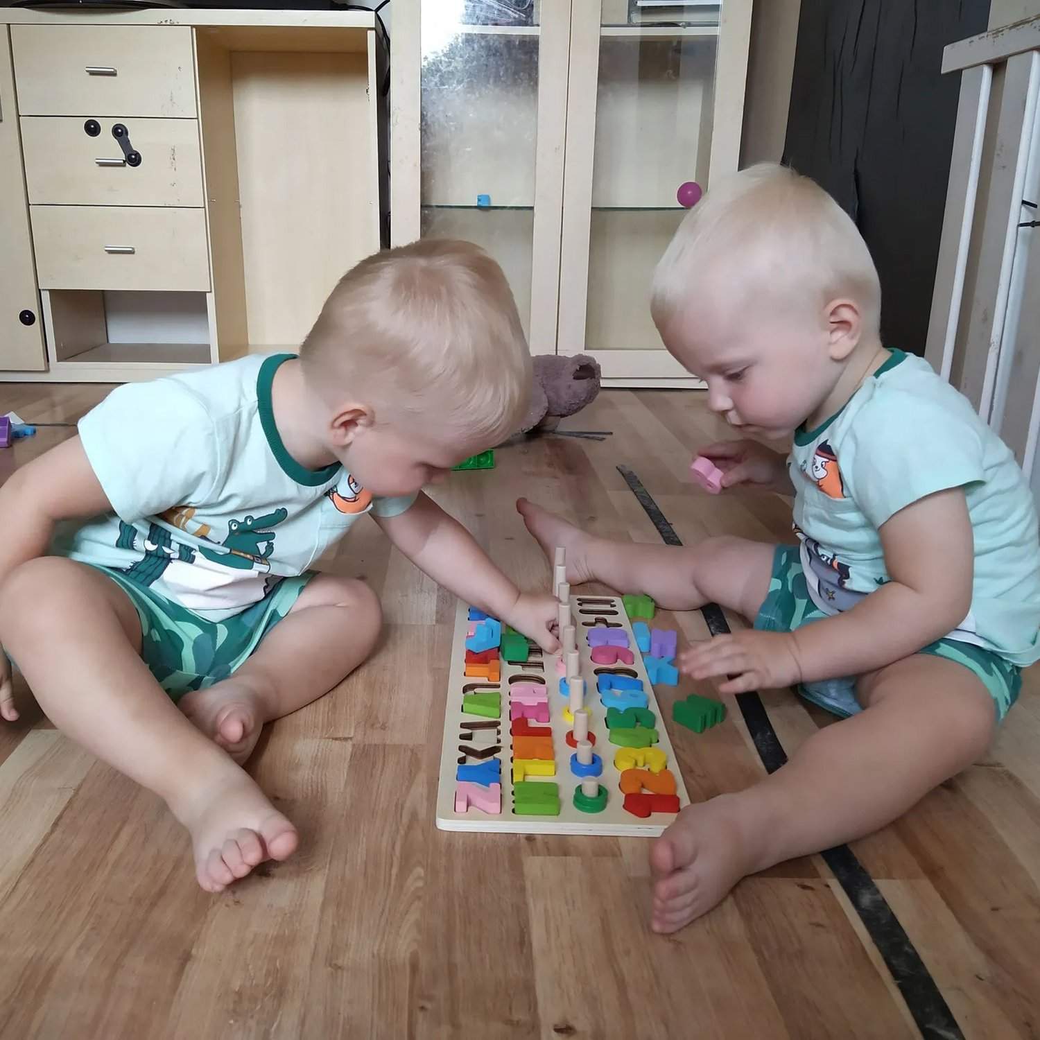 Puinen palapeli - kirjaimia ja numeroita