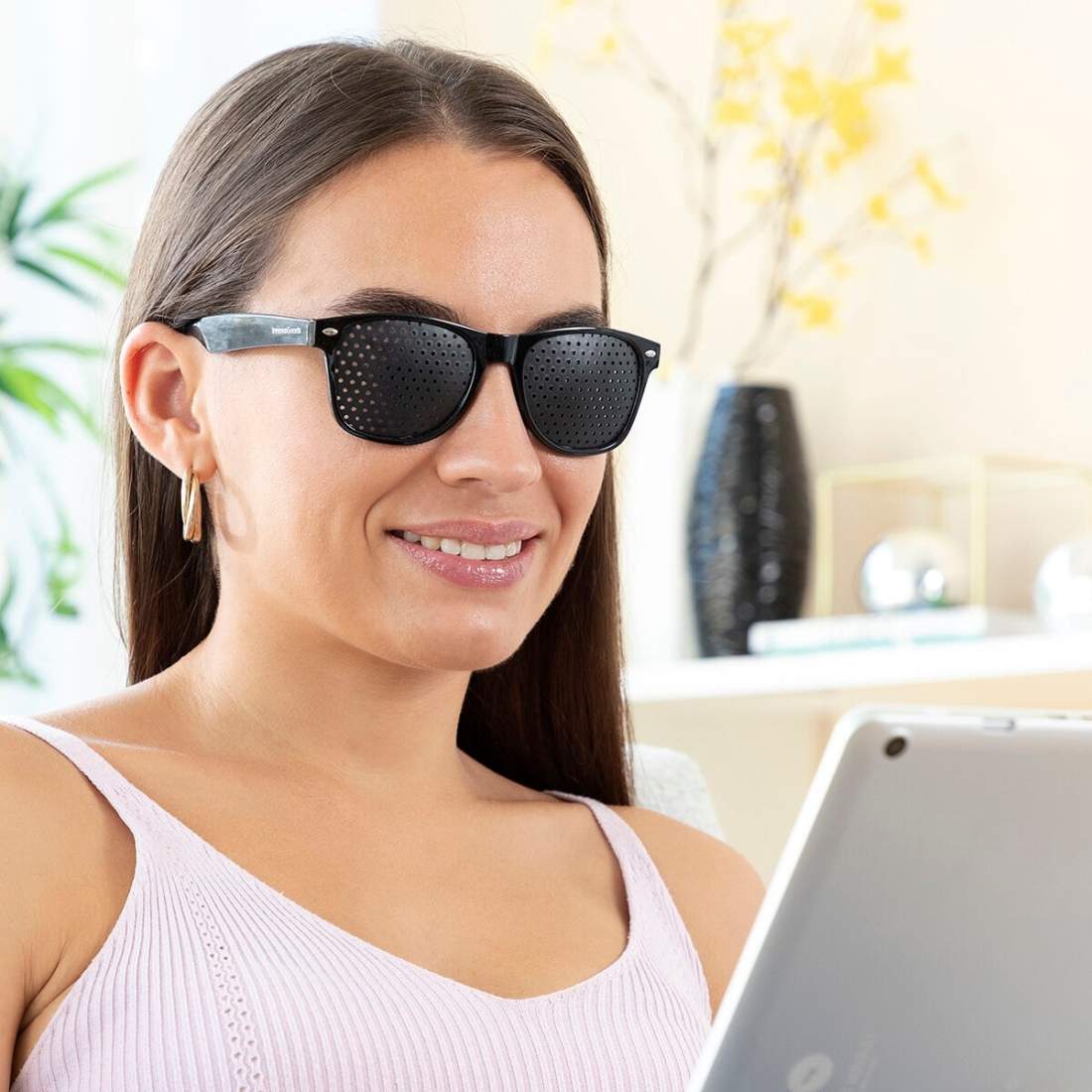 Mesh Glasses with Pinhole for Better Vision and Eye Health