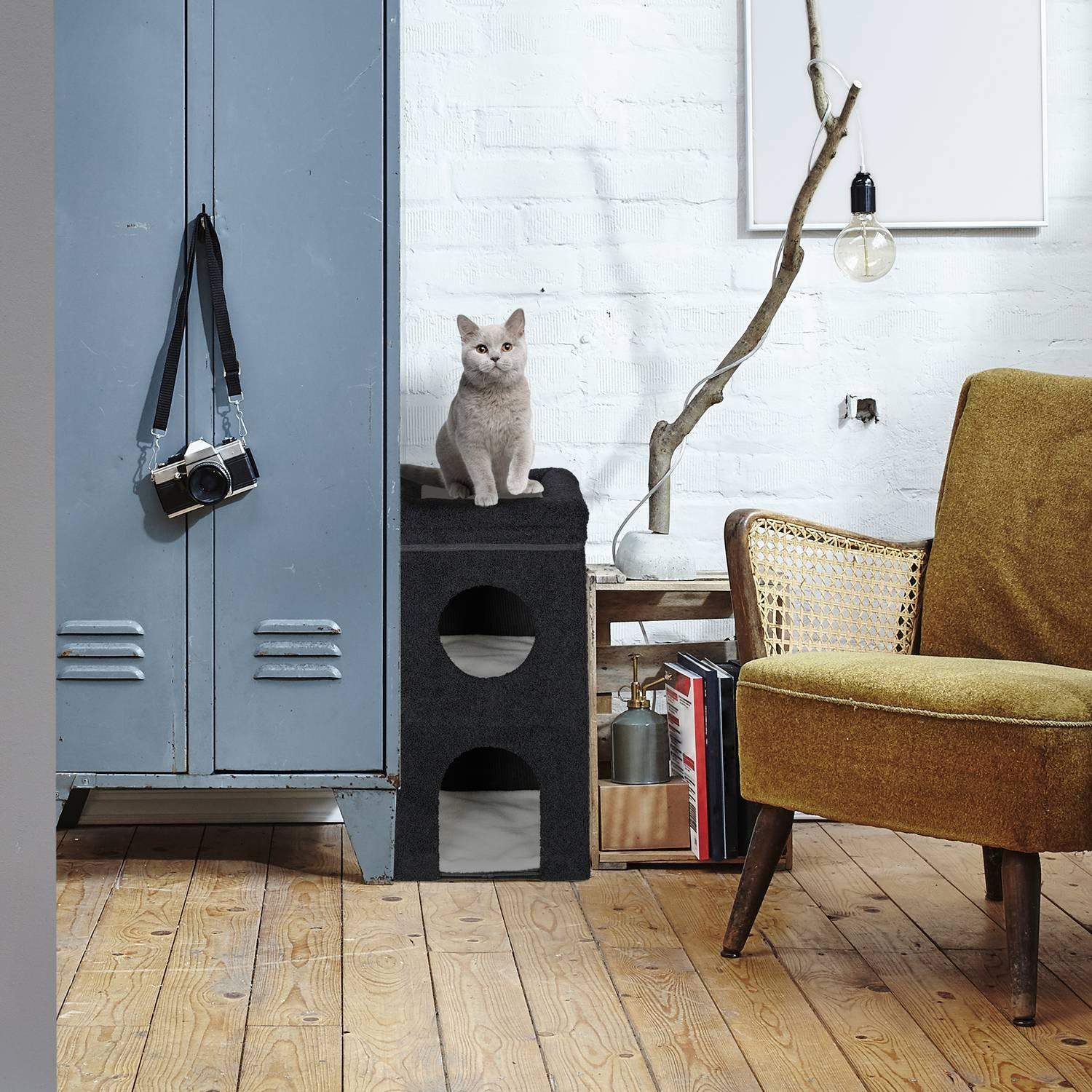 Collapsible cat hole in black