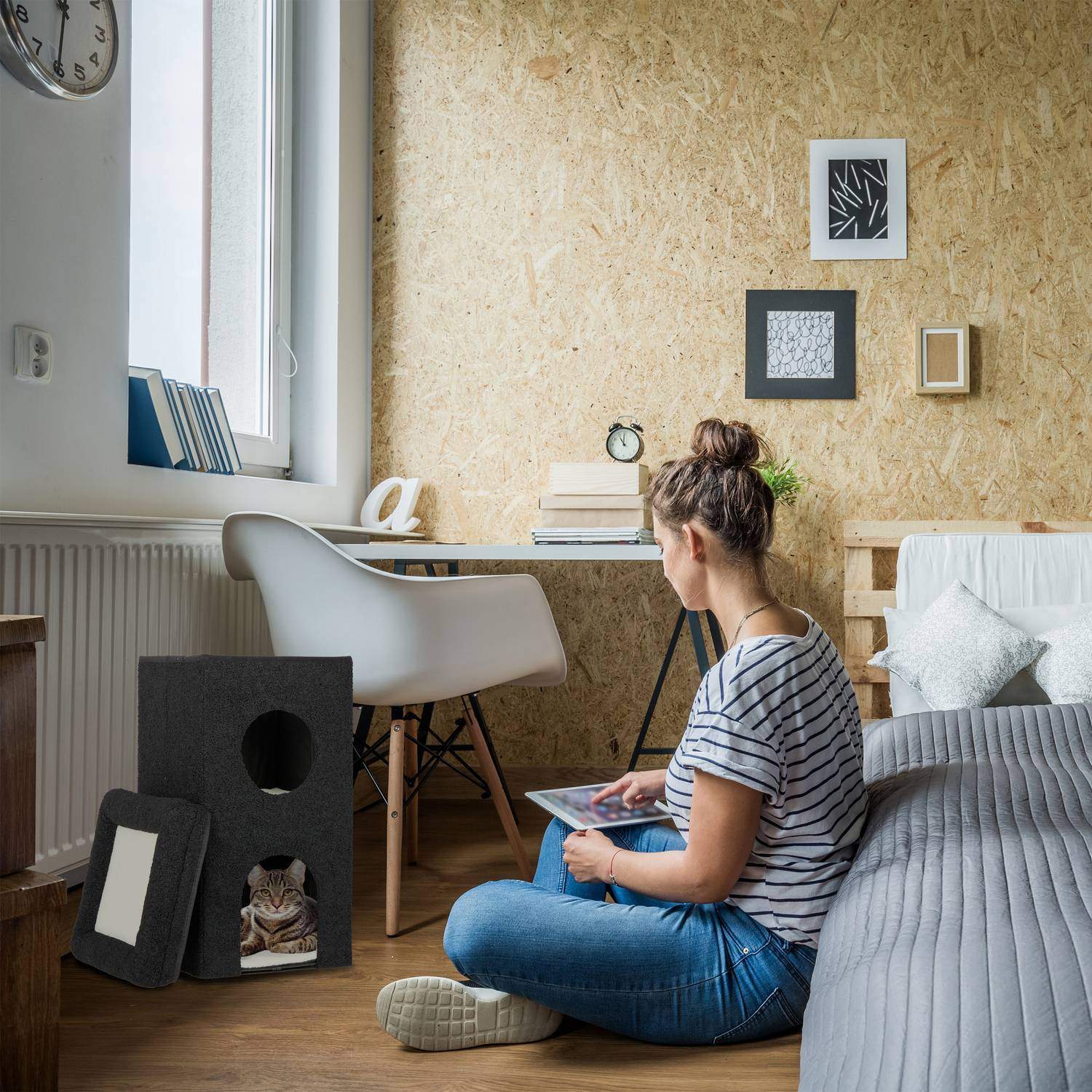 Collapsible cat hole in black