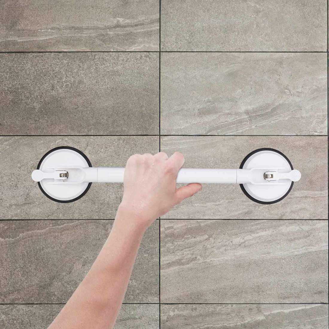 Retractable suction handle