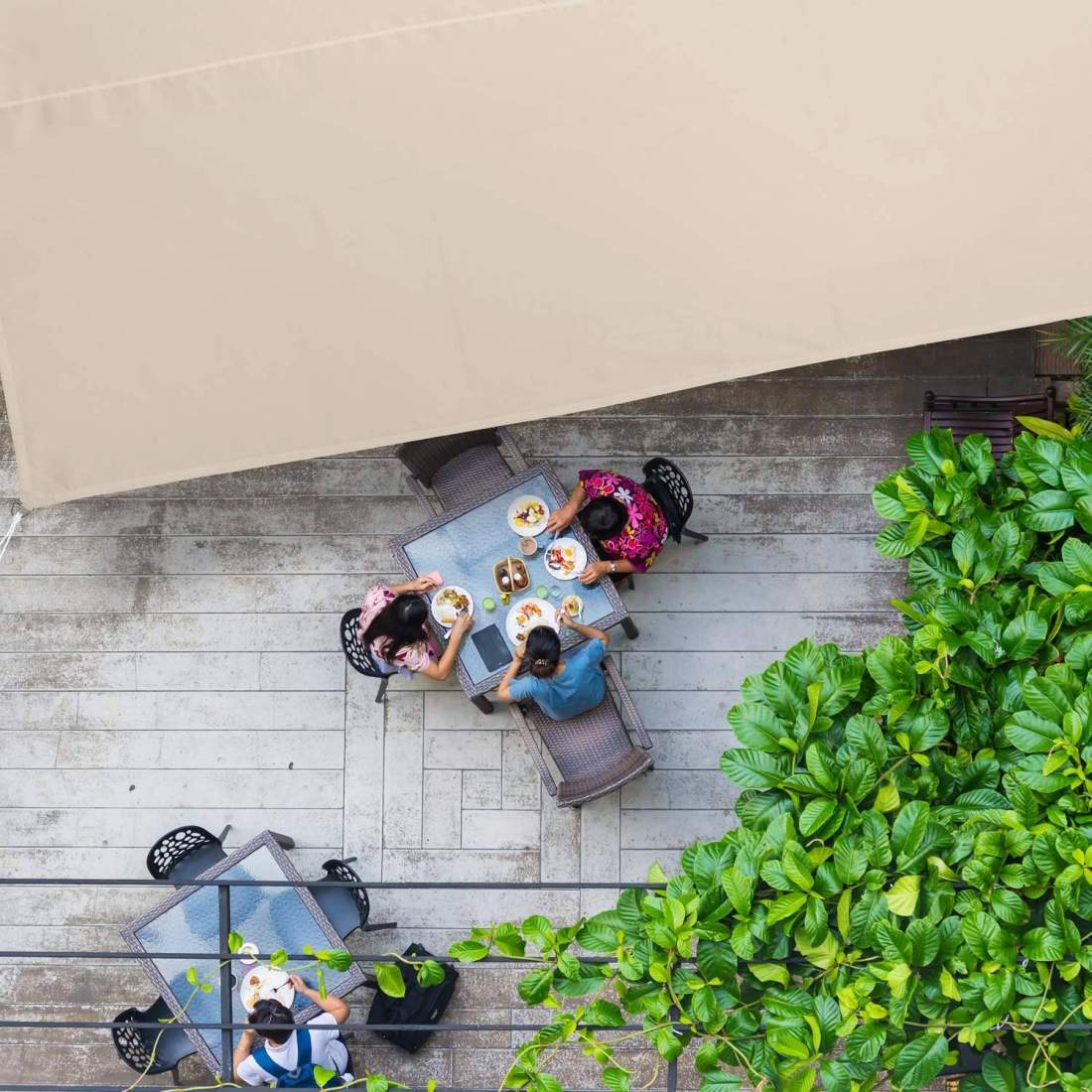 Suorakaiteen muotoinen beigenvärinen purje – UV-suoja terassille