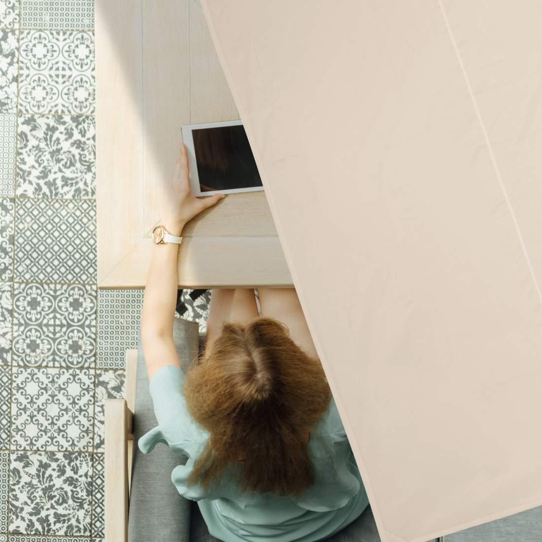 Suorakaiteen muotoinen beigenvärinen purje – UV-suoja terassille