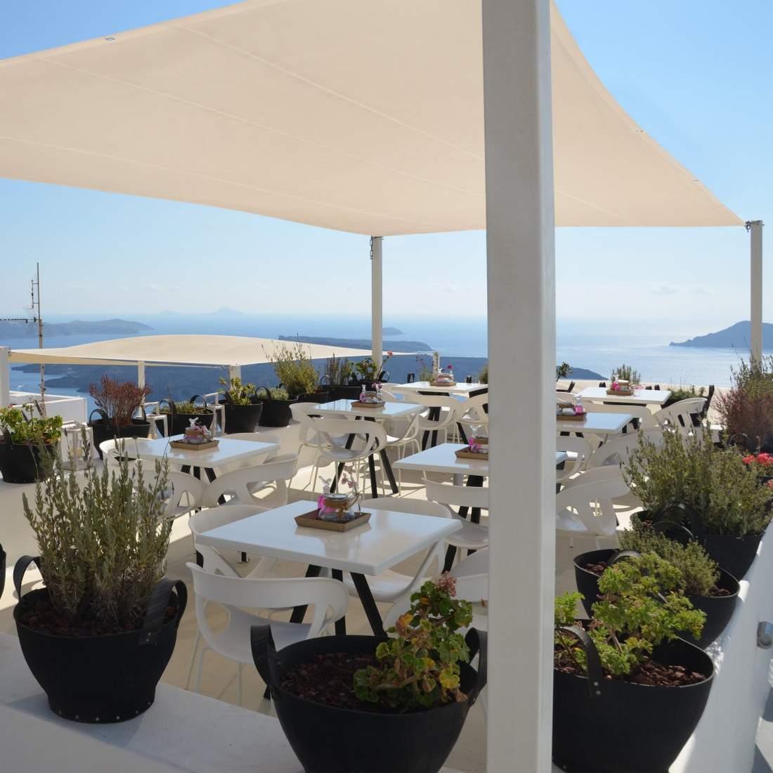 Suorakaiteen muotoinen beigenvärinen purje – UV-suoja terassille