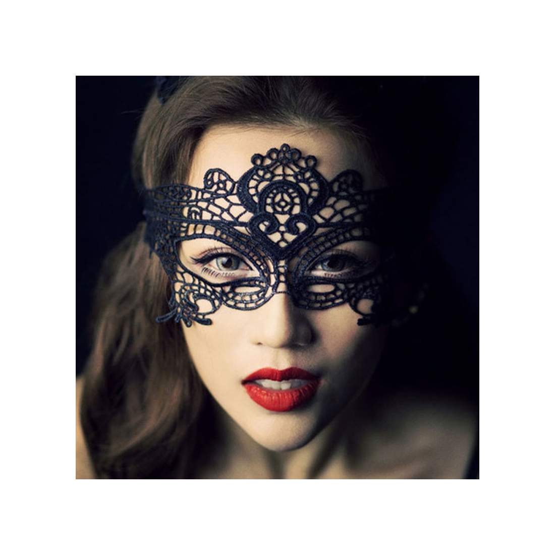 Glamorous Masquerade Mask in Lace for Halloween
