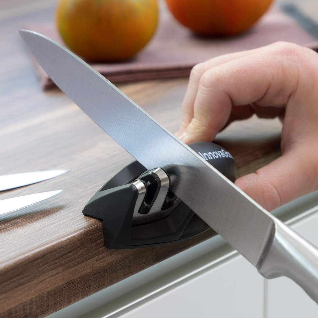 Compact knife sharpener