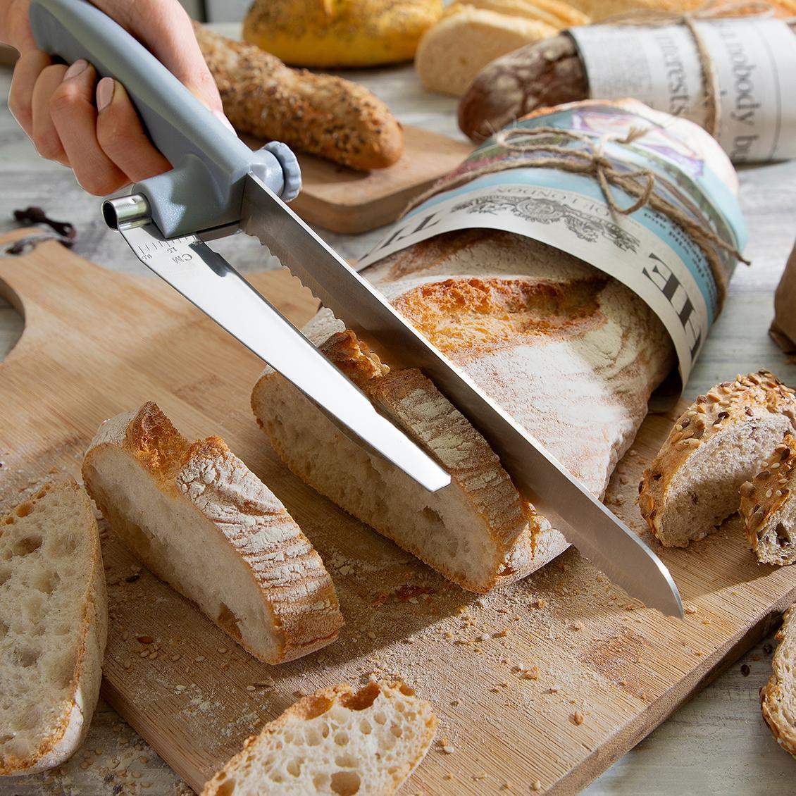 Bread Knife with Adjustable Cutting Guide