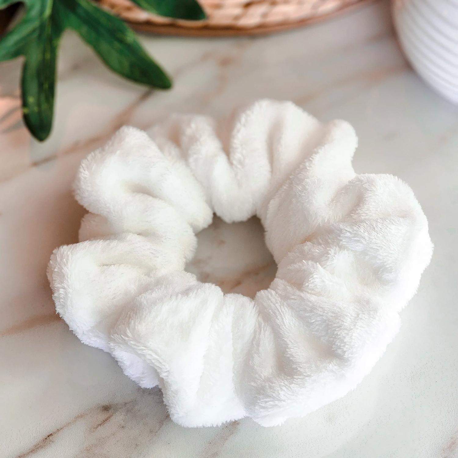 Hair Scrunchie in Faux Fur - White